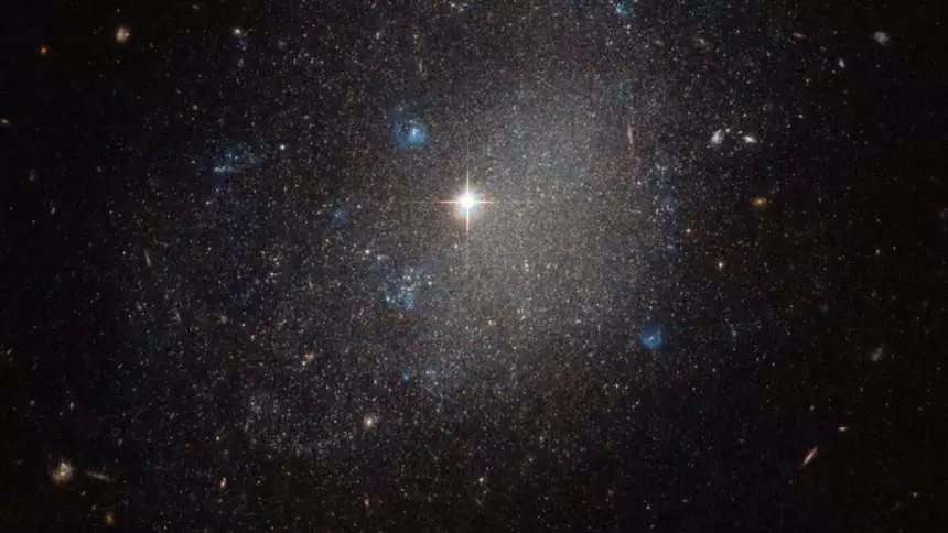 Nuova bella immagine di telescopio Hubble