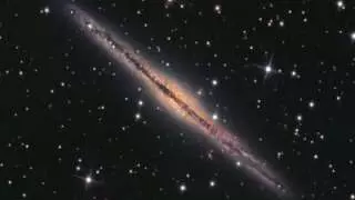 "Hubble" bëri një fotografi të një galaktikë të pazakontë, e cila "qëndron në anën"