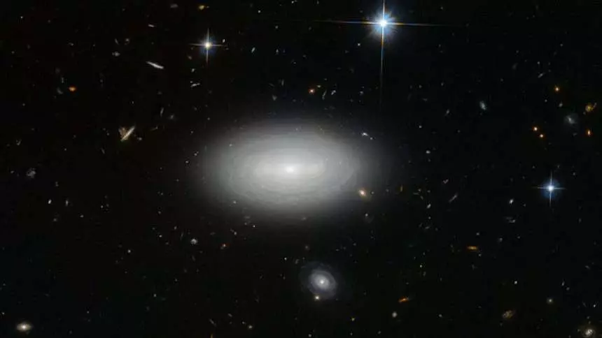 "Hubble" tirou uma foto da galáxia mais solitária no universo "MCG + 01-02-015"