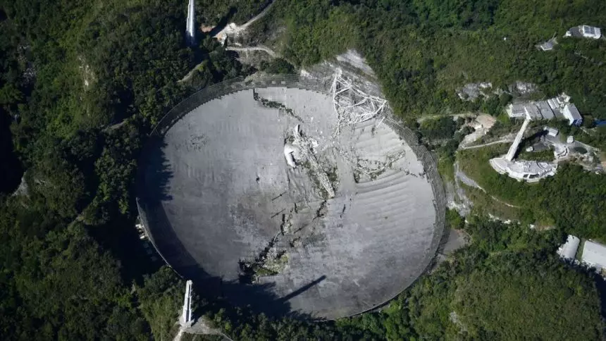 Radi-telescópio arecibo desmoronado