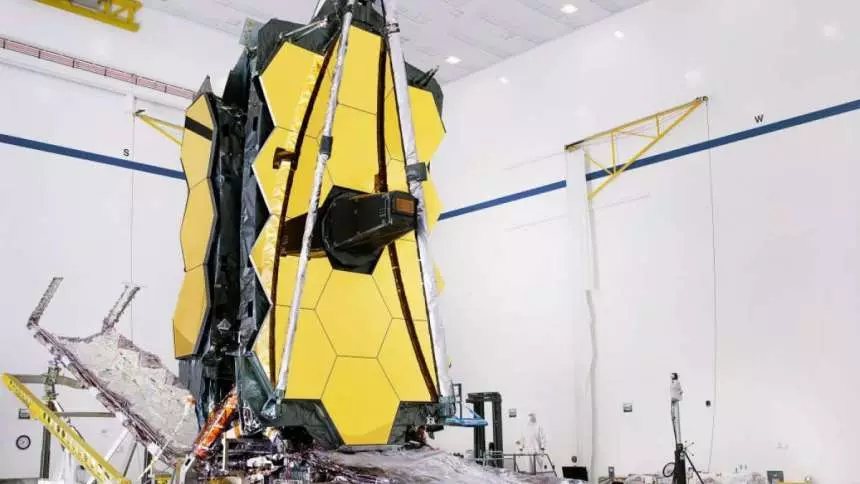 Space Telescope New Generation James Webb montado