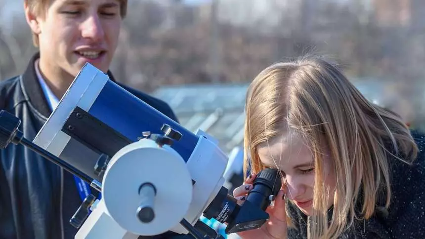 Niadtong Hulyo 15 ug 16, ang mga obserbasyon sa astronomiya sa ting-init ipahigayon sa Moscow Planetarium