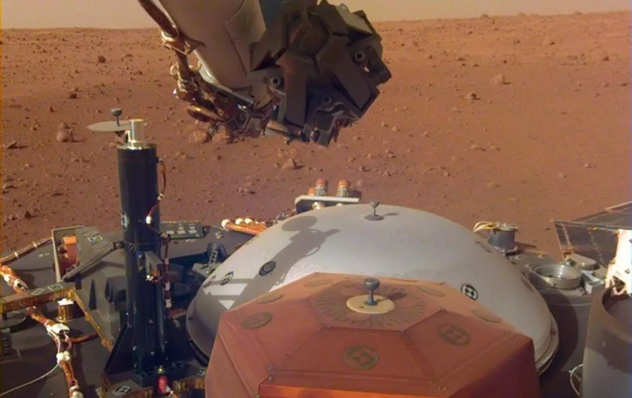 De NASA-ynsjoch sonde begon te drill op Mars en te meitsjen fan in unferwachte obstakel