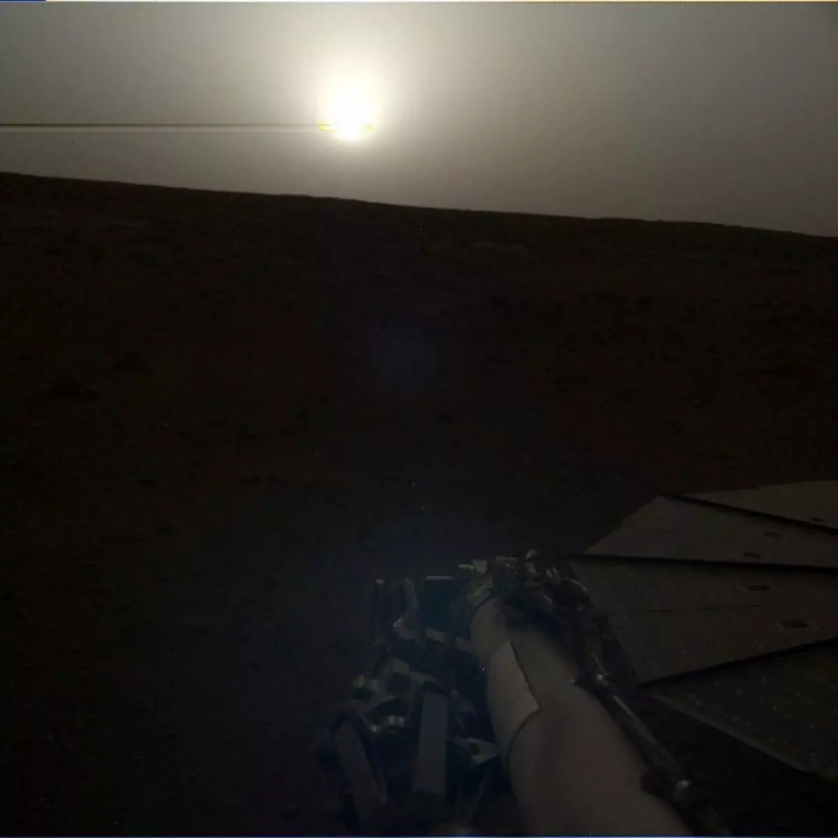 Insight Lander, que ya está exactamente cien días más tarde, envió una instantánea interesante de la puesta del sol.