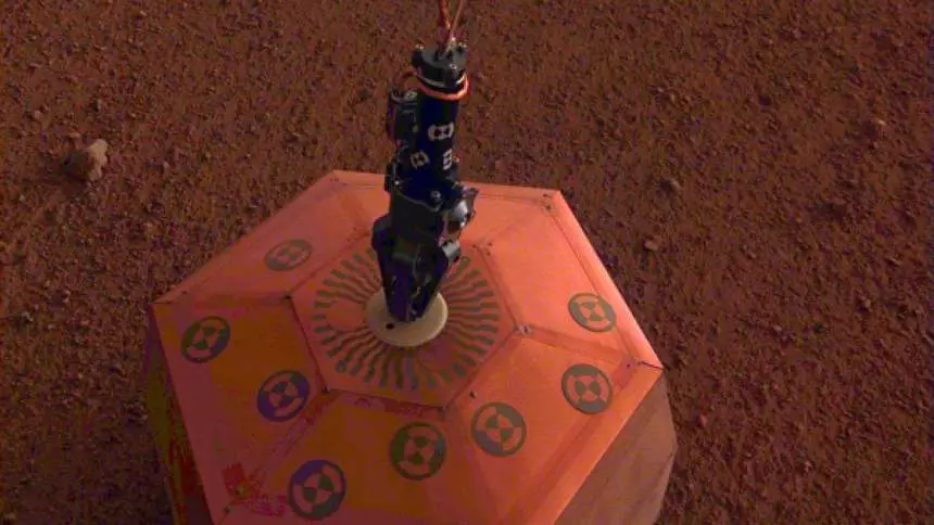 Insight Apparatus installerad på ytan av Mars-seismometern och har redan fått den första data