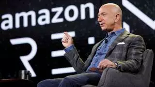 Жефф Bezos нь саран дээр Amazon-ийн гадаад төрх байдлын тухай асуултанд хариулав