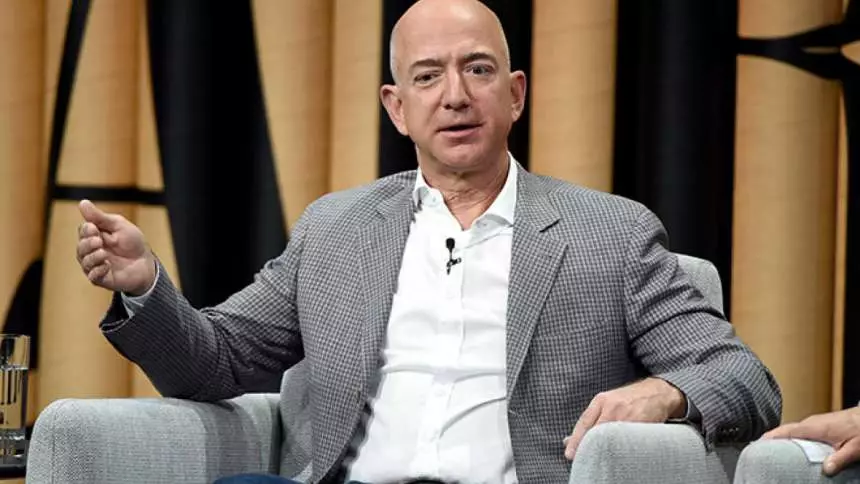 Jeff Bezos: En la estonteco, homoj disvolvos pezan industrion en la spaco