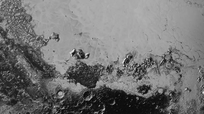 Space Probe "New Horizons" sendte høykvalitets fotografier av Pluto, som demonstrerte lindring av overflaten