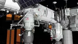 Russische astronauten openen het luik naar het ISS, dat 11 jaar is verzegeld