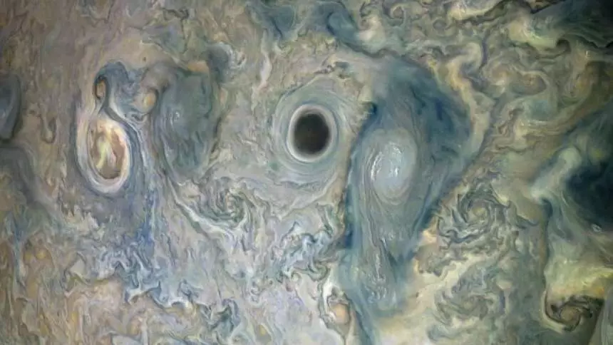 Juno-anturi vangitsi Strange Black Whirwind Jupiter