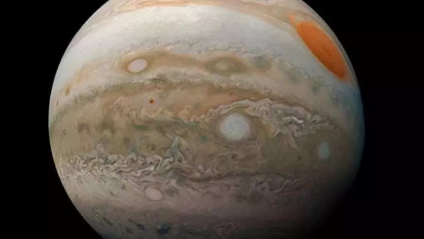 NASA e ne e bontša setšoantšo se monate sa Jupiter, se entsoe ka ho potoloha