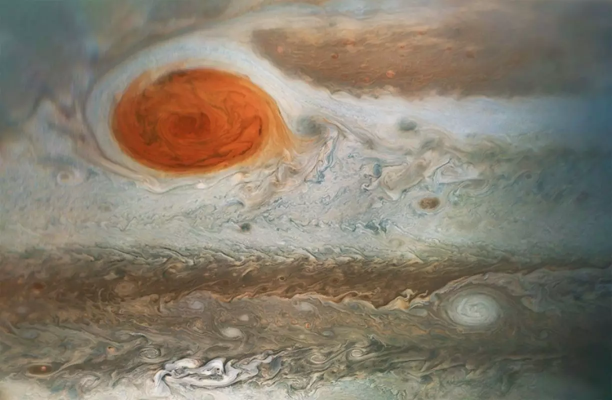 D'NASA huet eng beandrockend Foto vun enger grousser wäisser Plaz um Jupiter gewisen