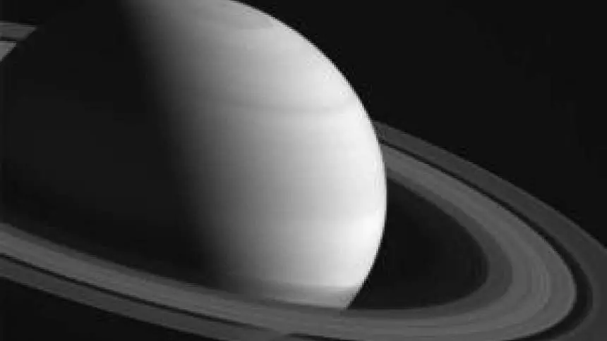 Cassini Probe uppgötvaði tómt rými milli hringa og saturns