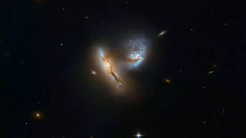 Hubble teleskopet fik en imponerende ramme af interaktion af galakser