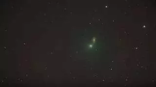 Das Netzwerk hat einen aufregenden Videoflug von Comet Ivamoto auf dem Hintergrund einer Spiralgalaxie