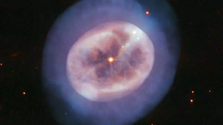 Ang Hubble Telescope ay nakatanggap ng isang imahe ng isang malaking espasyo "embryo"