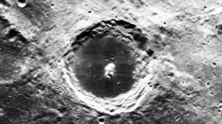 Scott Waring hissa á öllum myndum útlendinga í Lunar Crater, mynd