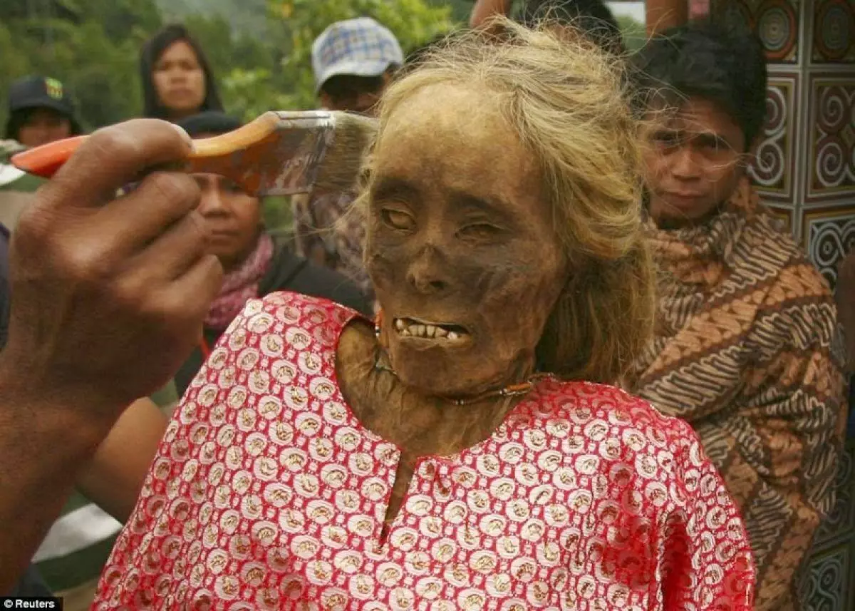 Ritus keagamaan menyeramkan: orang-orang 