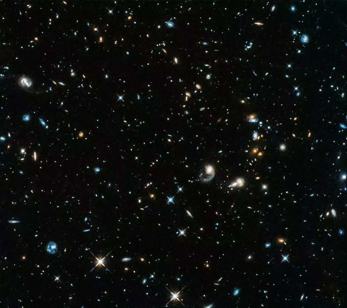 Hubble se teleskoop het na die onderbreking teruggekeer en deur nuwe kleurvolle ruimtefoto's getref