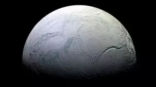 Sur la norda hemisfero de Enceladus malkovris dolĉan akvon kaj geologian agadon