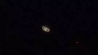 UFOS သည် UFOs ကိုကင်မရာပေါ်တွင်ရိုက်ကူးပြီး Saturn အနီးရှိအရာဝတ္ထုများကိုလောင်ကျွမ်းစေသည်