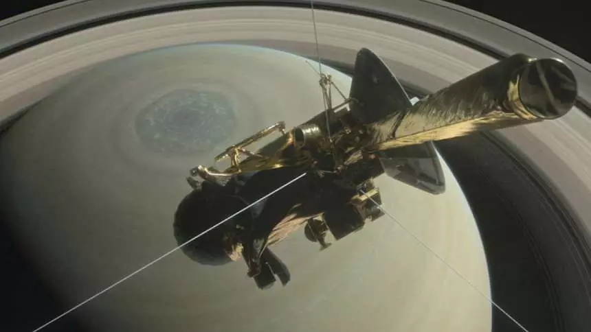 Cassini kev sojntsuam cov qhab nia hauv Saturn qhov chaw thiab ua tiav nws txoj haujlwm