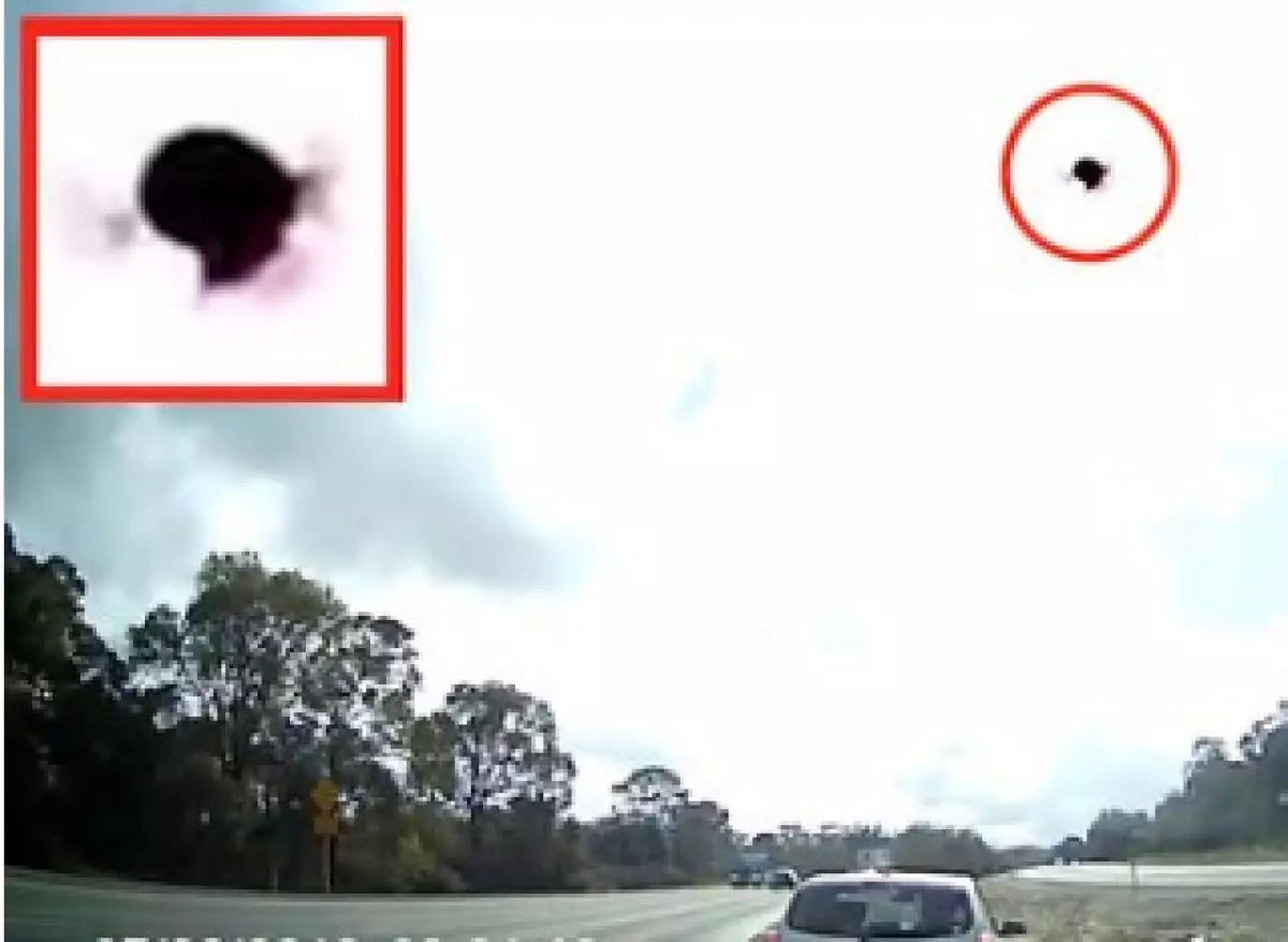 Di Australia, UFO aneh menyebabkan kecelakaan, video