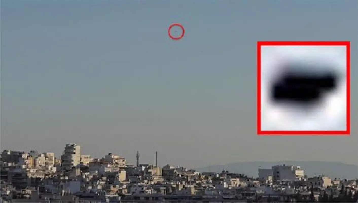 Snapshot outo UFO, joka ilmestyi Ateenan yläpuolella, yllättynyt edes kokenut ufolog