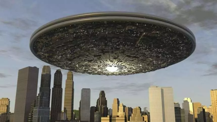 Ang UFO nagpakita sa langit sa New York, ang pagpugong sa mga lokal nga residente ug interesado nga mga tigdukiduki