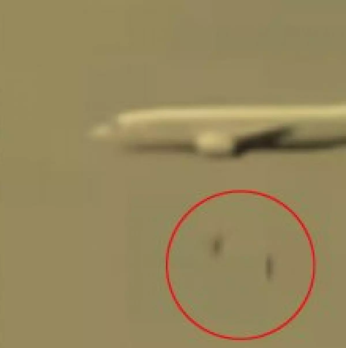 Frames tare da UFOS, kawai ba a karo da Airliner, buga Intanet