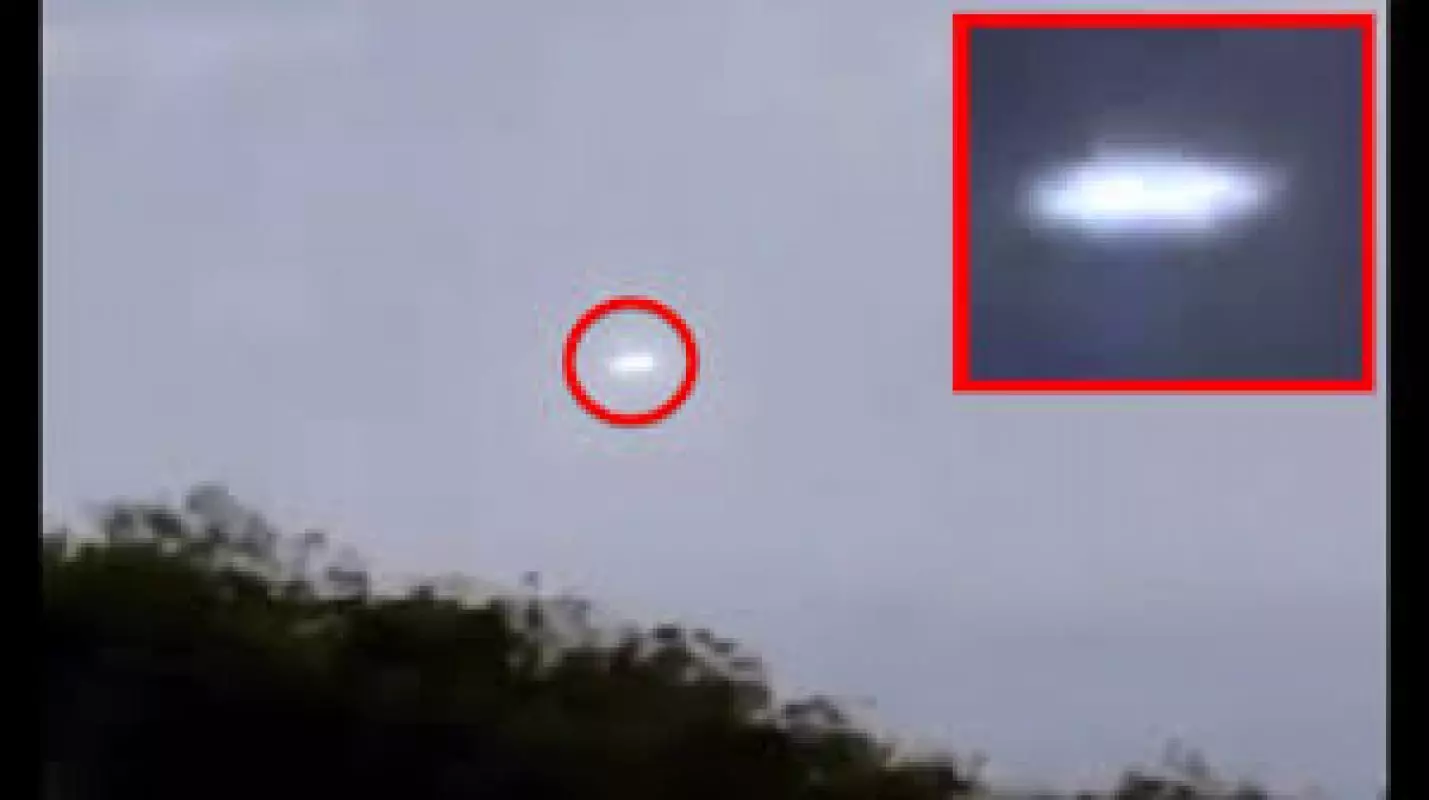 Bekende Ufoloog het 'n interessante video met UFO's bestudeer, wat deur die Britse media versprei is