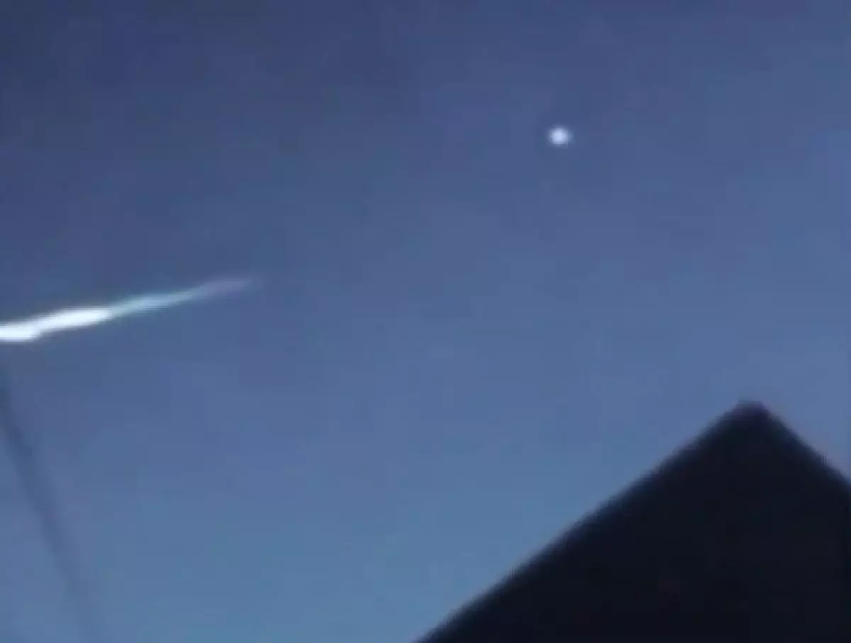 En Exipto, un UFO foi eliminado no video, que emitiu outro UFO