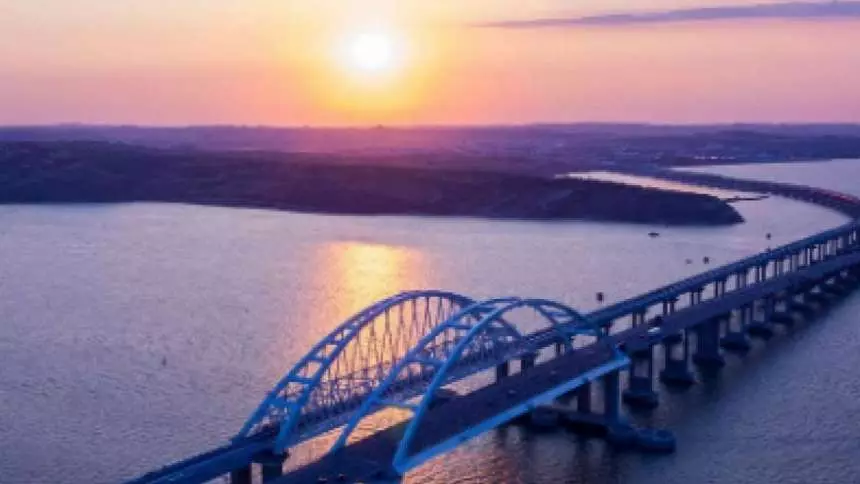 Ufologen verwirrten von dauerhaften Besuchern UFO über Kerch Bridge