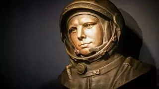 Bust Gagarin dipasang di Afrika Selatan