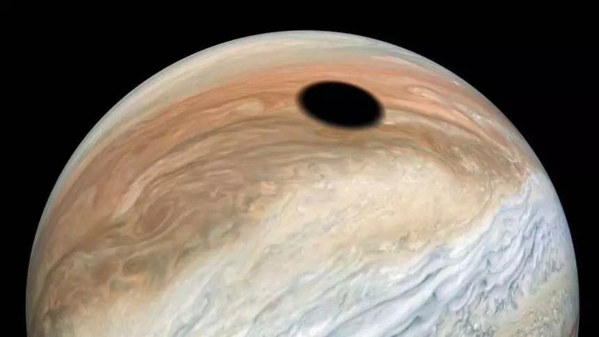 Gli scienziati hanno spiegato l'aspetto di un enorme punto nero su Giove