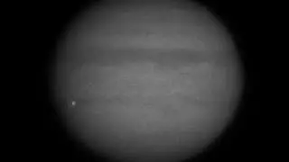 Redki okvirji: Meteorit se zruši v Jupiter, zakaj bi morala močna eksplozija