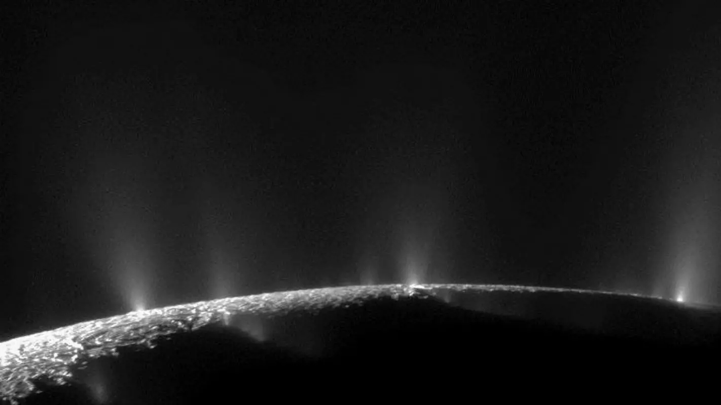 Vedci dokázali existenciu príznakov života na Encelade