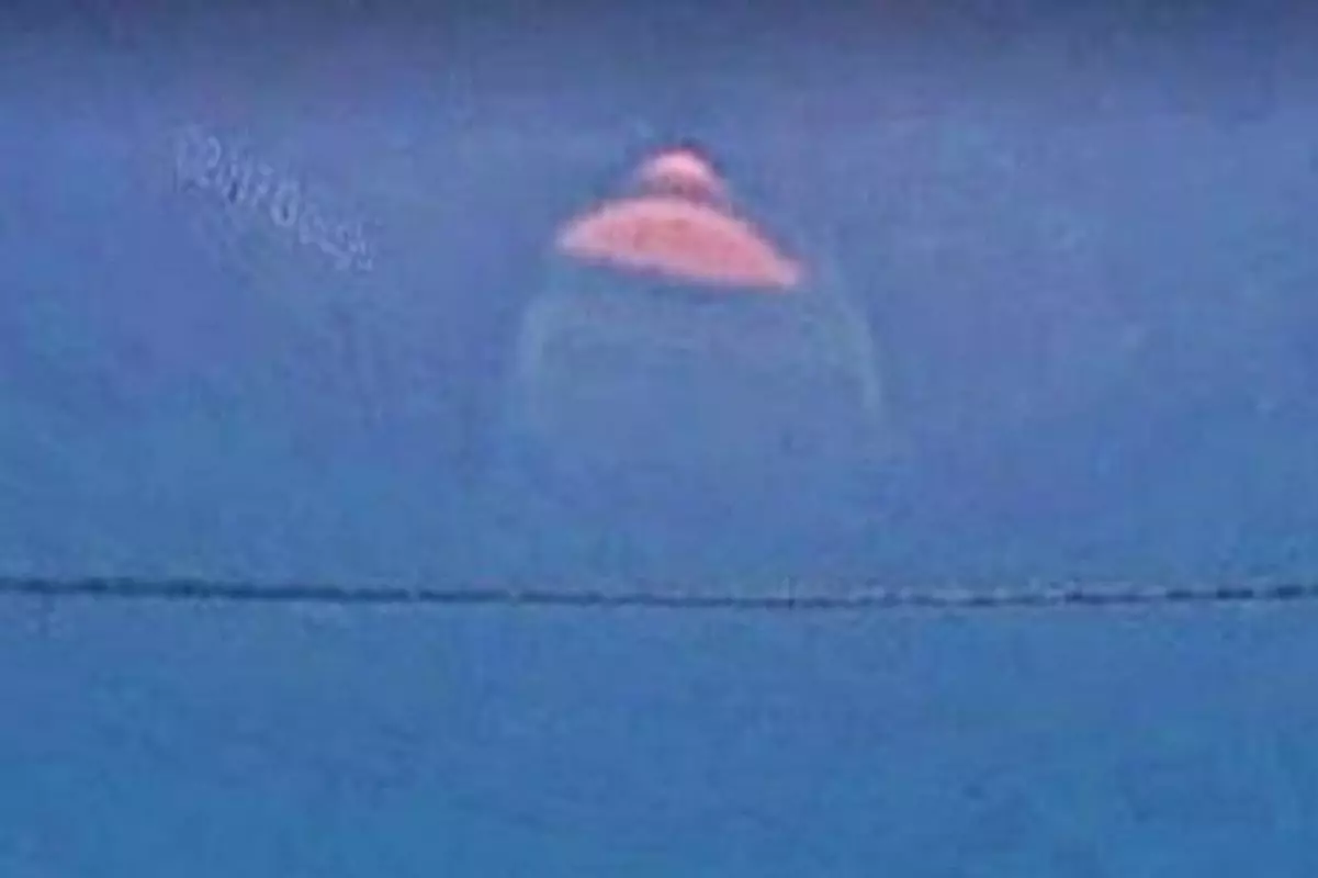 UFOer på bakgrunnen av solformørkelse: En gjenstand med vinger hengt på himmelen over Canada