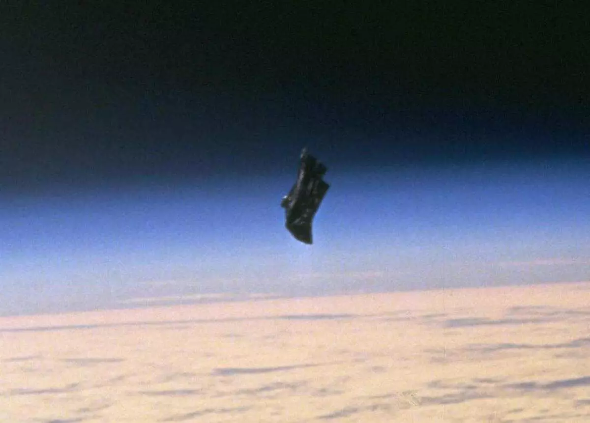 UFO géante dans le système solaire. Soho a enregistré un objet de 164 mille km.