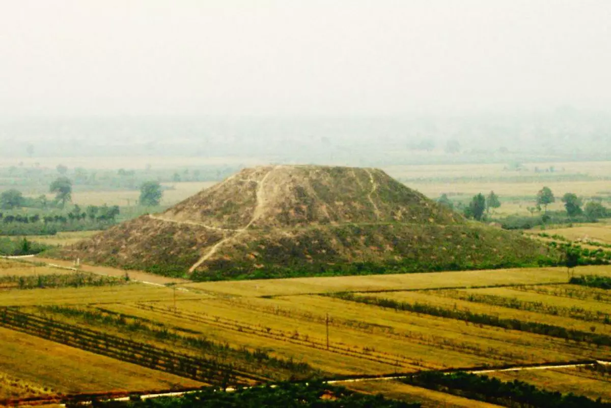 Hemmelighederne i de kinesiske pyramider - hvorfor turister ikke lader der?