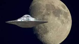 'Yar sararin samaniya ta kama yadda Ufo ta fitar daga cikin murfin Lunar kuma ya juya a wani babban gudu