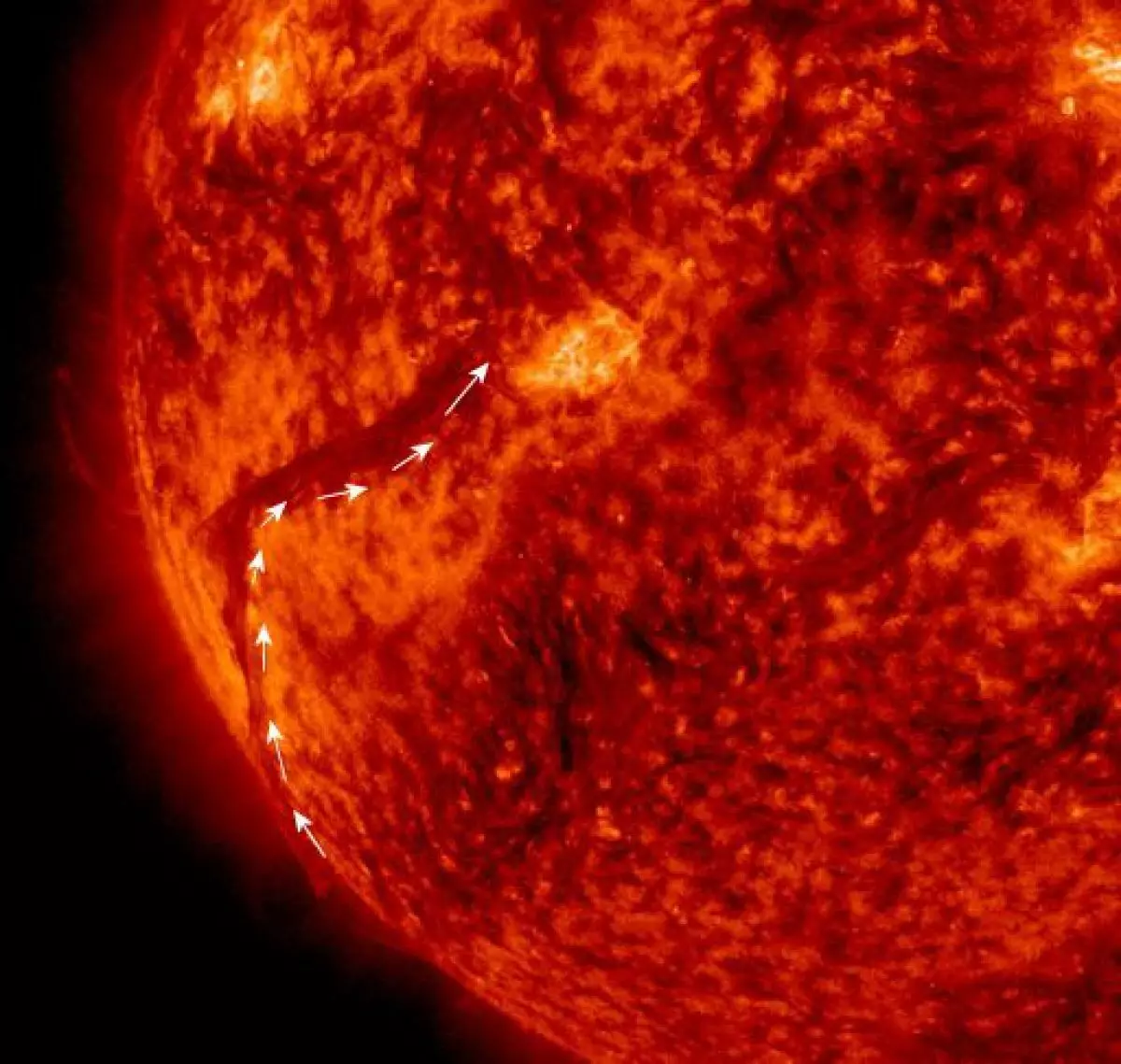 Natuklasan ng Solar Dynamics Observatory ang isang malaking magnetic thread sa araw