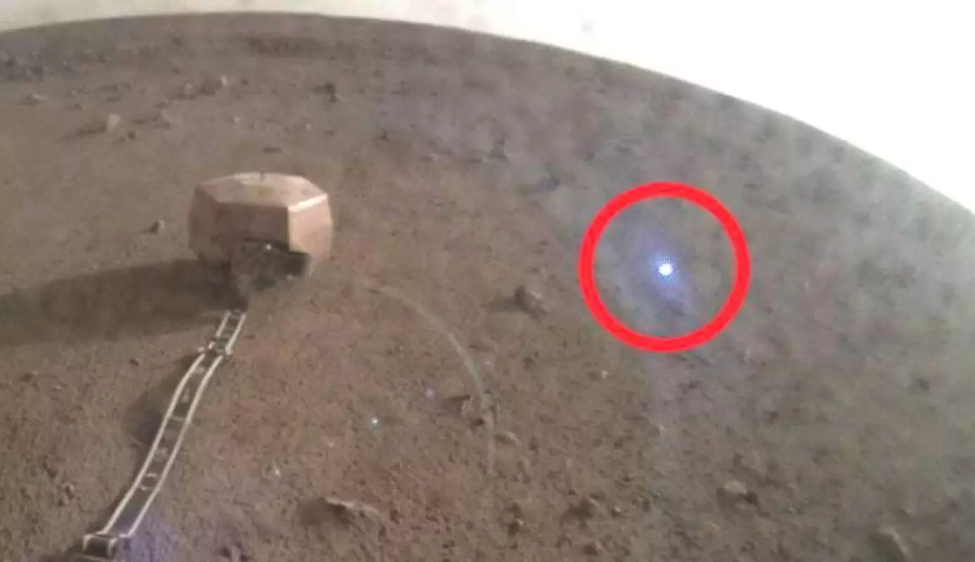 À la NASA, pour une raison quelconque, a commenté l'apparition d'un objet étrange sur Mars