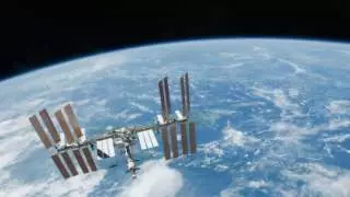 De vlucht van het ISS in de lucht wordt waargenomen voor de meeste Russische Federatie