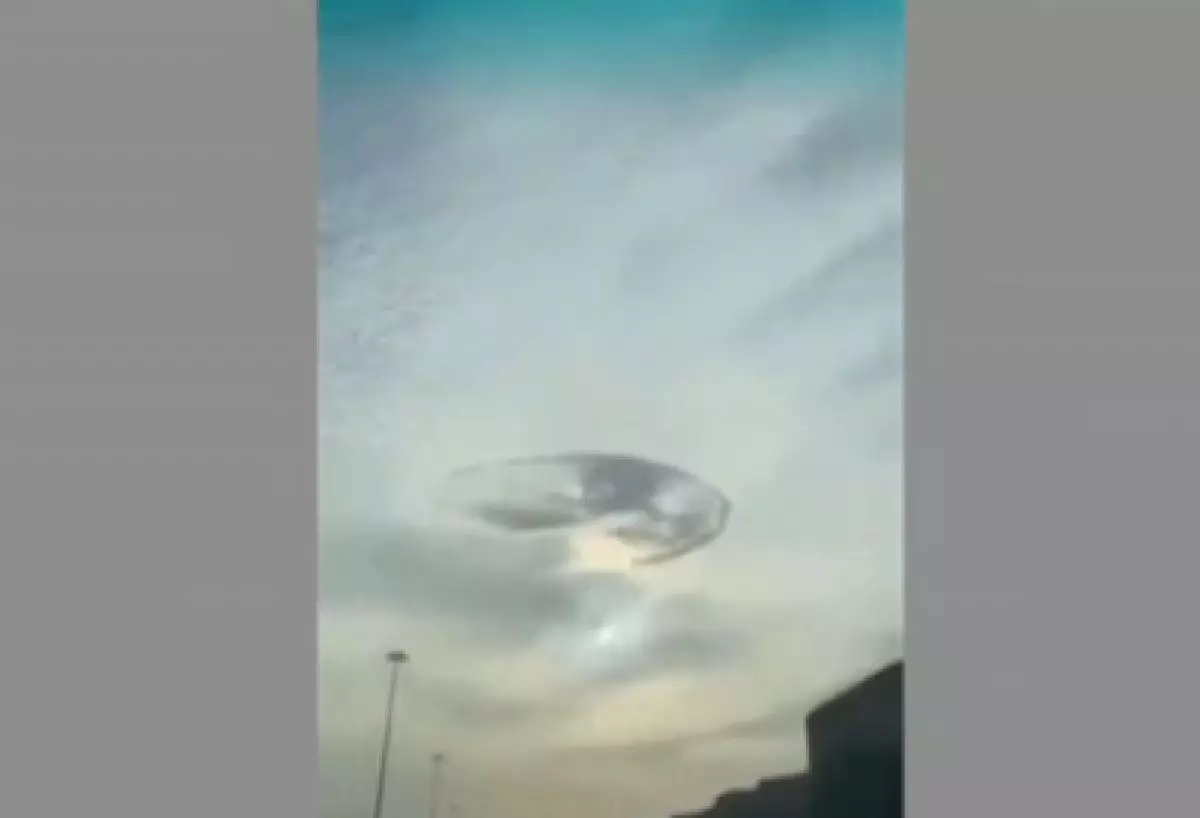 Di langit atas UEA, lubang raksasa muncul di video dan dikejutkan oleh penduduk setempat