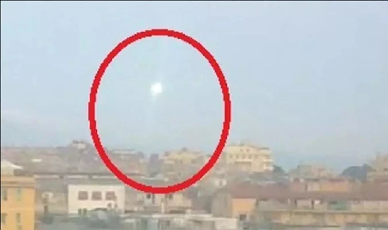 一个奇怪的不明飞行物，在罗马的视频上拍摄，扼杀了当地人和感兴趣的研究人员