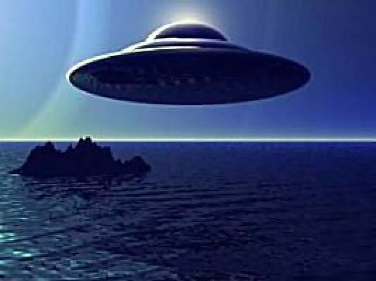 Very unusual UFO, which struck researchers, photographed in Volgograd over the Volga