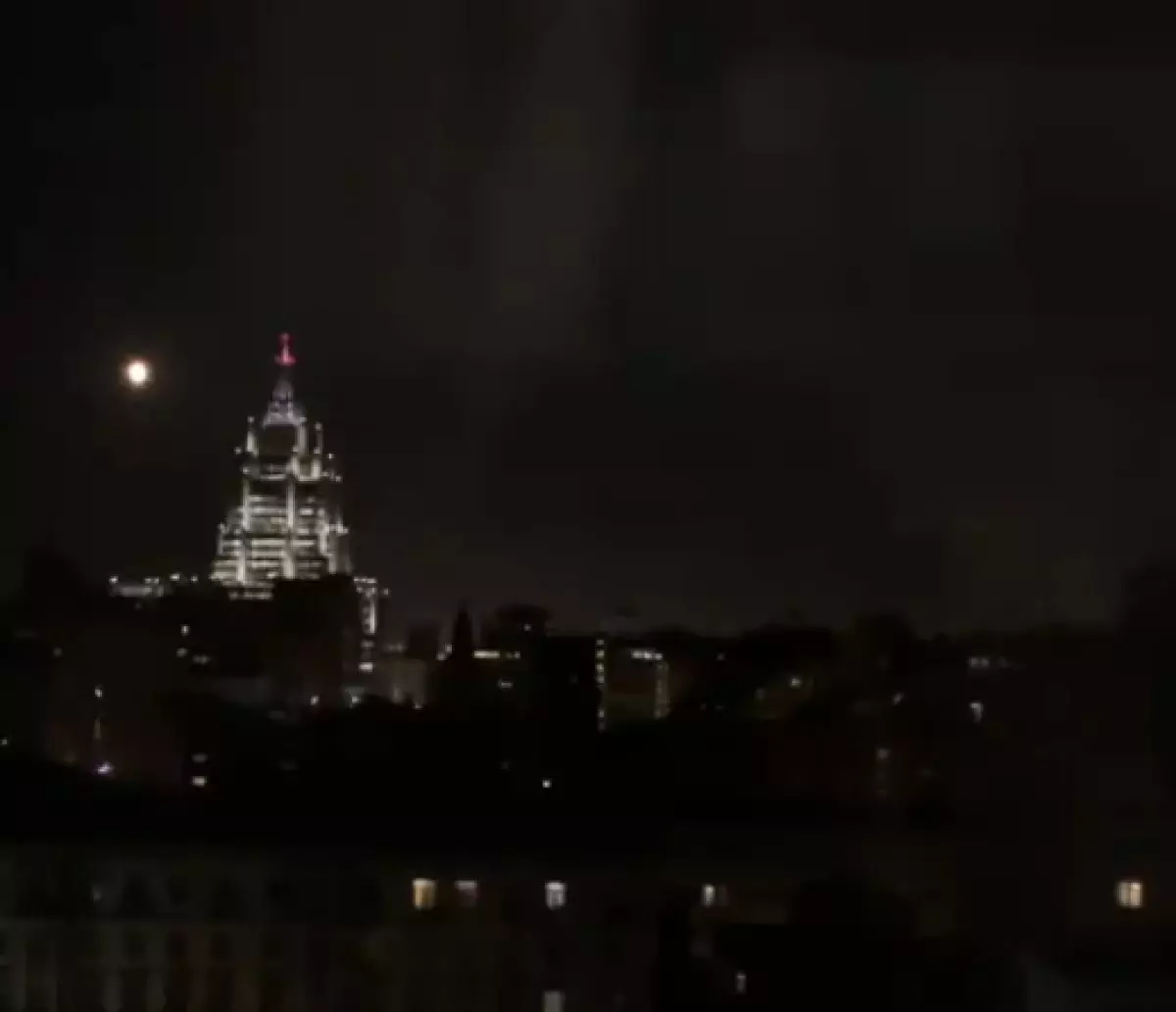 Video na ụyọkọ UFOS na Moscow si Kati Lel nwere intaneti