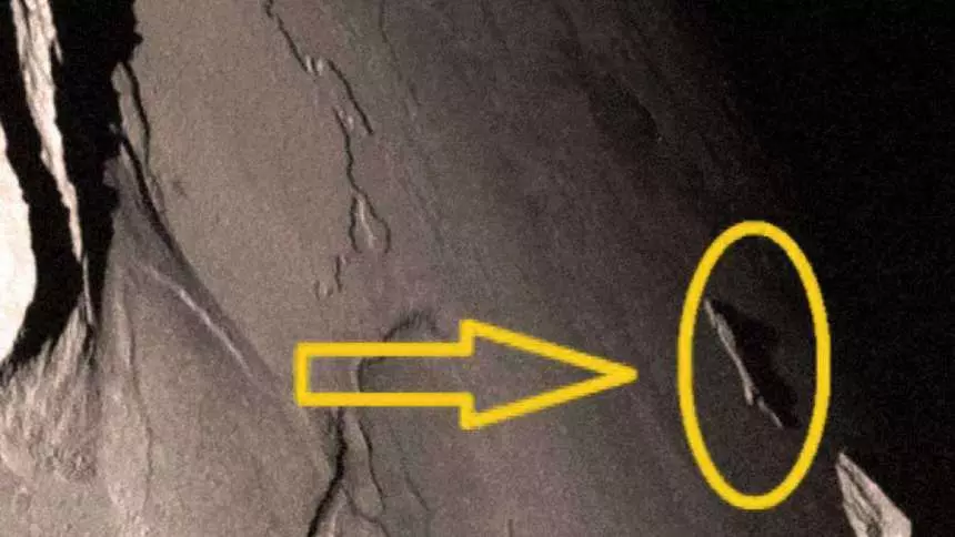 På satelliten av Jupiter Io Ufologi hittade cigarliknande UFO