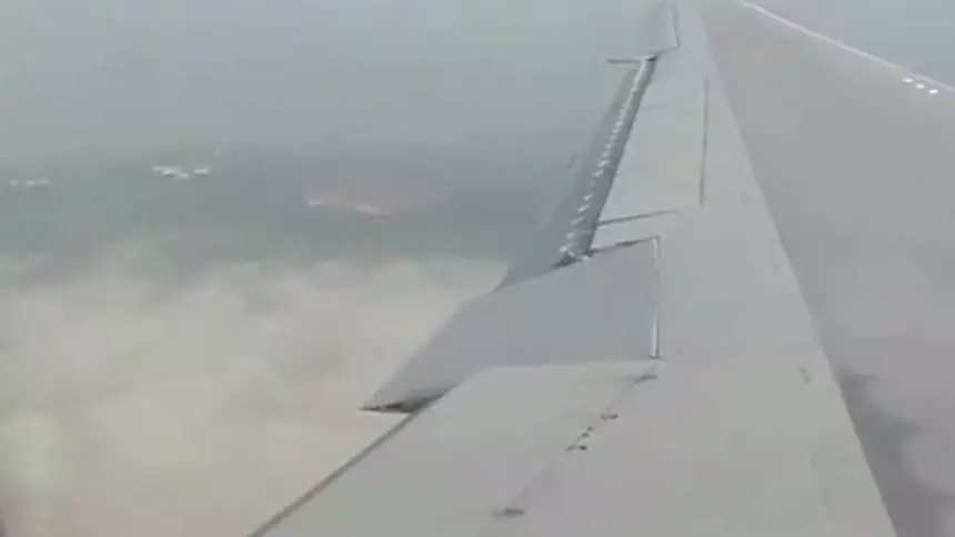 Ufo ngalayang langsung dina pesawat, pidéo anu pikaresepeun